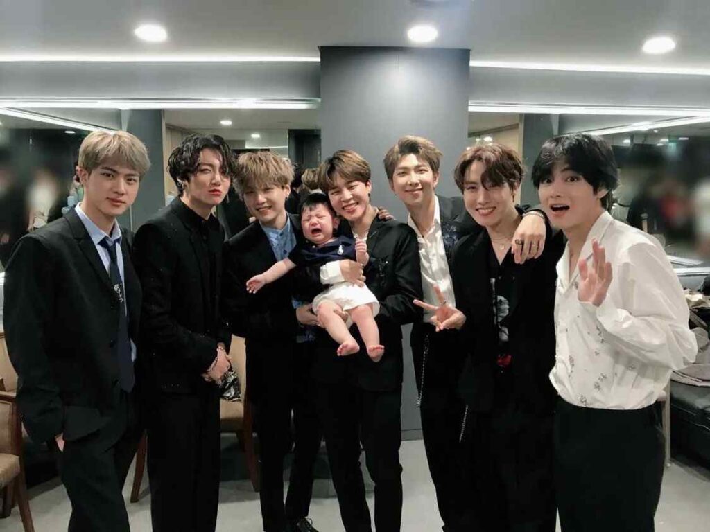 [آراء الكوريين] فرقة بتس BTS مع طفل وكيل أعمالهم - آراكيبوب | ‎arakpop