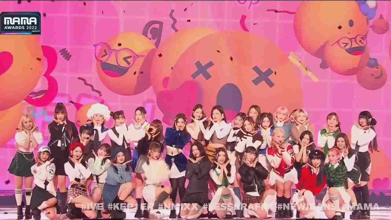فرقة لي سيرافيم ، نيوجينز ، كيبلر ، IVE ، إنميكس يقدمون أداء جماعي لأغنية توايس "Cheer Up" في ...