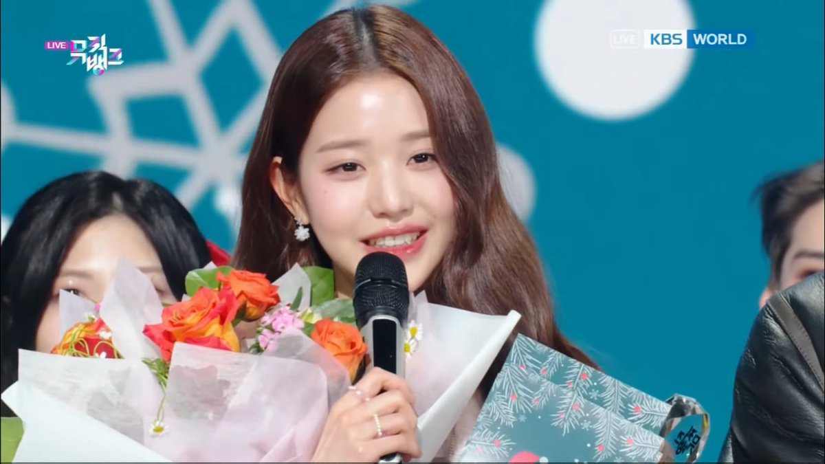 [آراء الكوريين] وونيونغ من فرقة IVE تغادر برنامج “Music Bank” - آراكيبوب | ‎arakpop